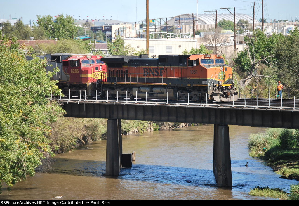 BNSF 1061 Crossing The Platt River
